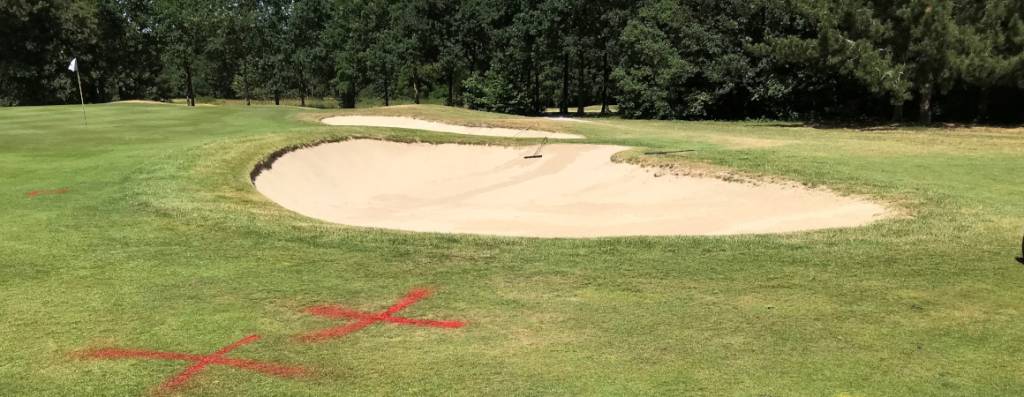 Rode & gele markeringen in de baan. - Prise d'Eau Golf